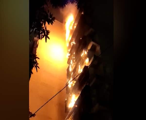 Powai Mhada Fire | पवईमधील म्हाडा इमारतीत भीषण आग, अग्निशमन दलाच्या 5 ...