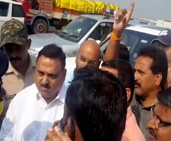 Minister Of State Rajendra Patil Yadravkar Stopped By Karnataka Police ...