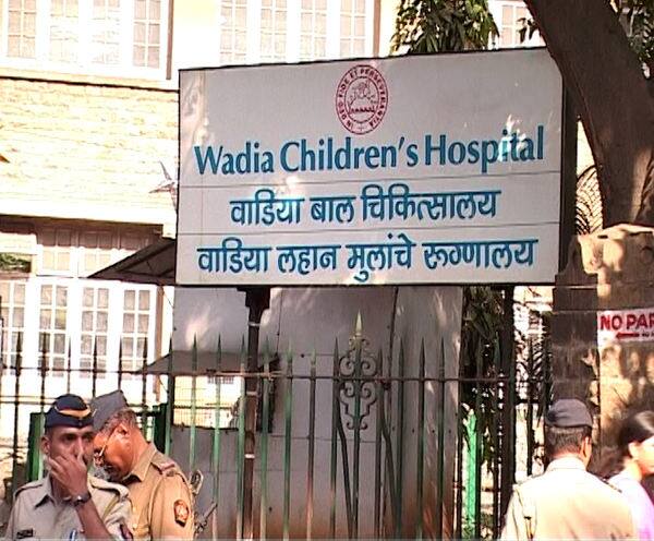 Wadia Hospital |छातीपासून बेंबीपर्यंत जोडलेल्या जुळ्या मुलींवर वाडिया ...