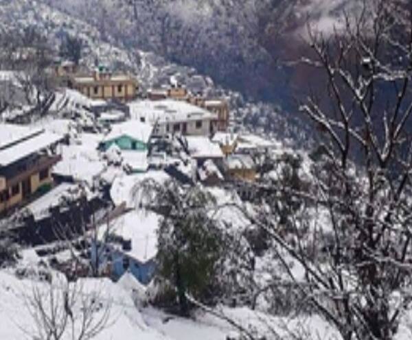 First Snowfall In Ranikhet | Uttarakhand: रानीखेत में साल की पहली ...